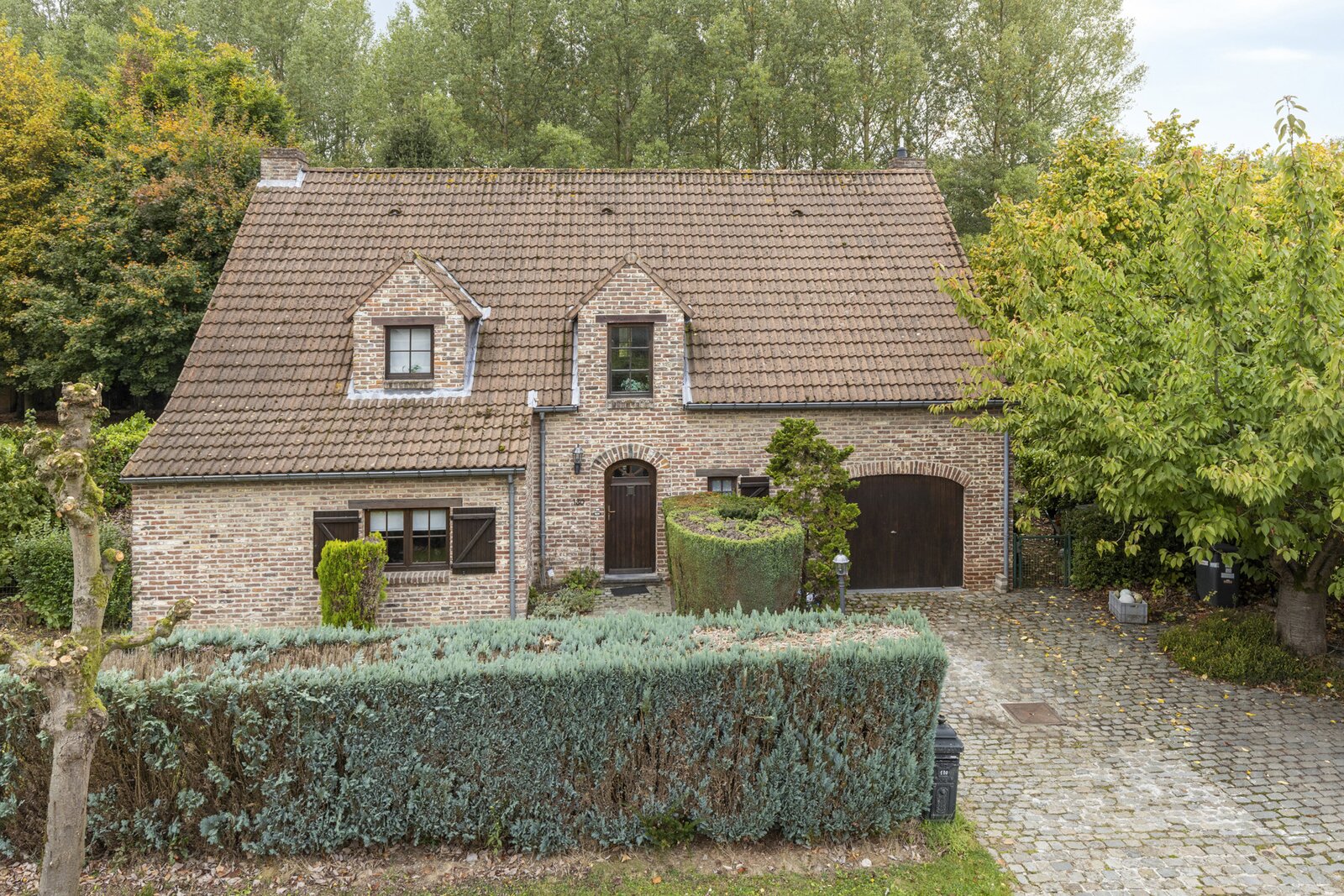 Charming villa on 12 ares with forest view