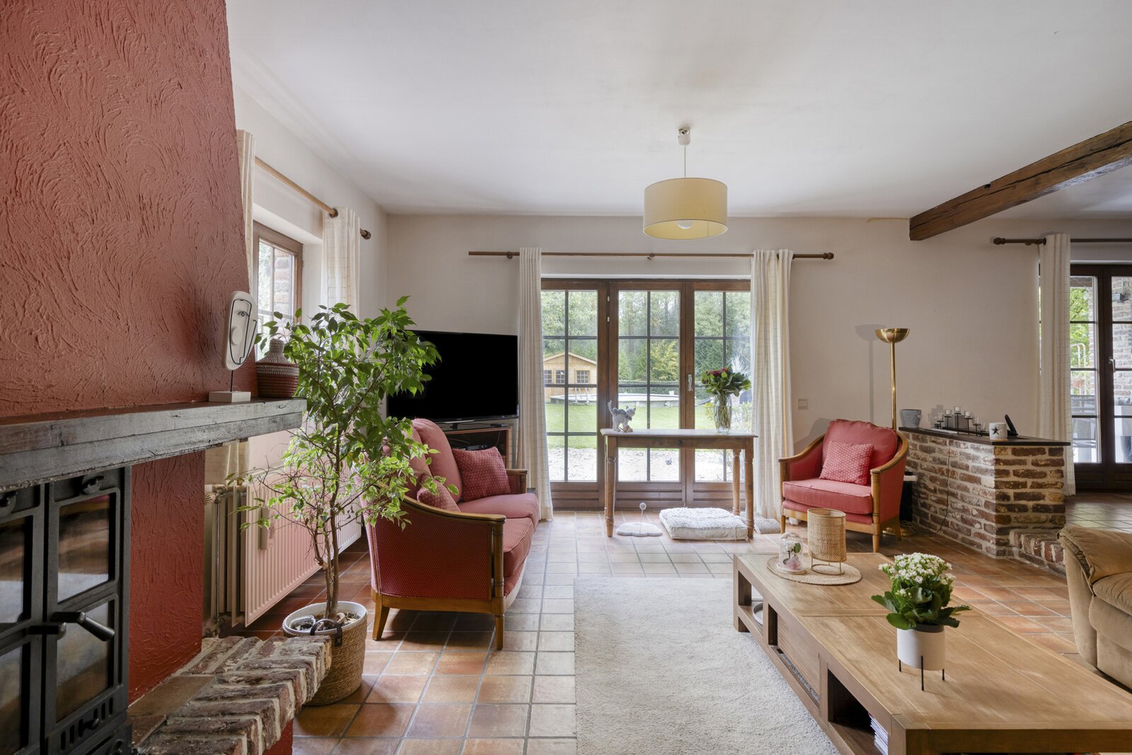 Charming villa on 12 ares with forest view