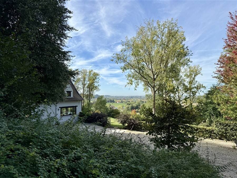 Landhuis gelegen op één van de mooiste locaties van Ronse!