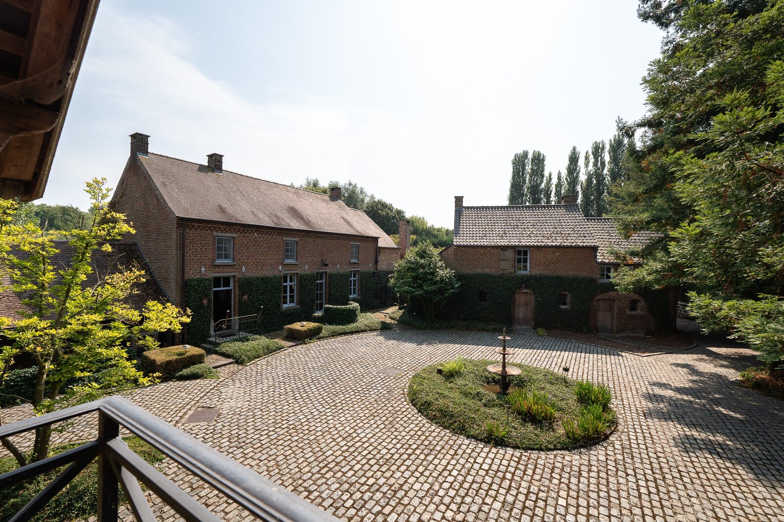Silly - Landgoed met bijgebouwen en park van 5 ha
