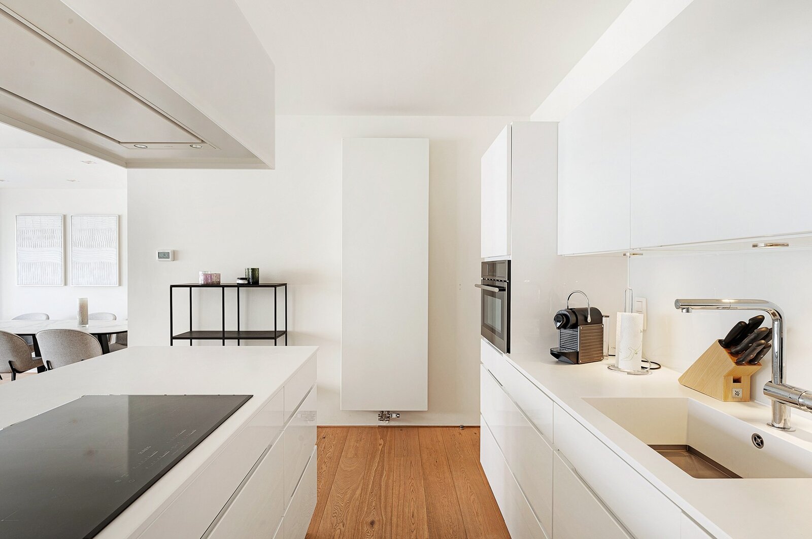 Hedendaags appartement genietend van zijdelings zeezicht, vlakbij de zee.